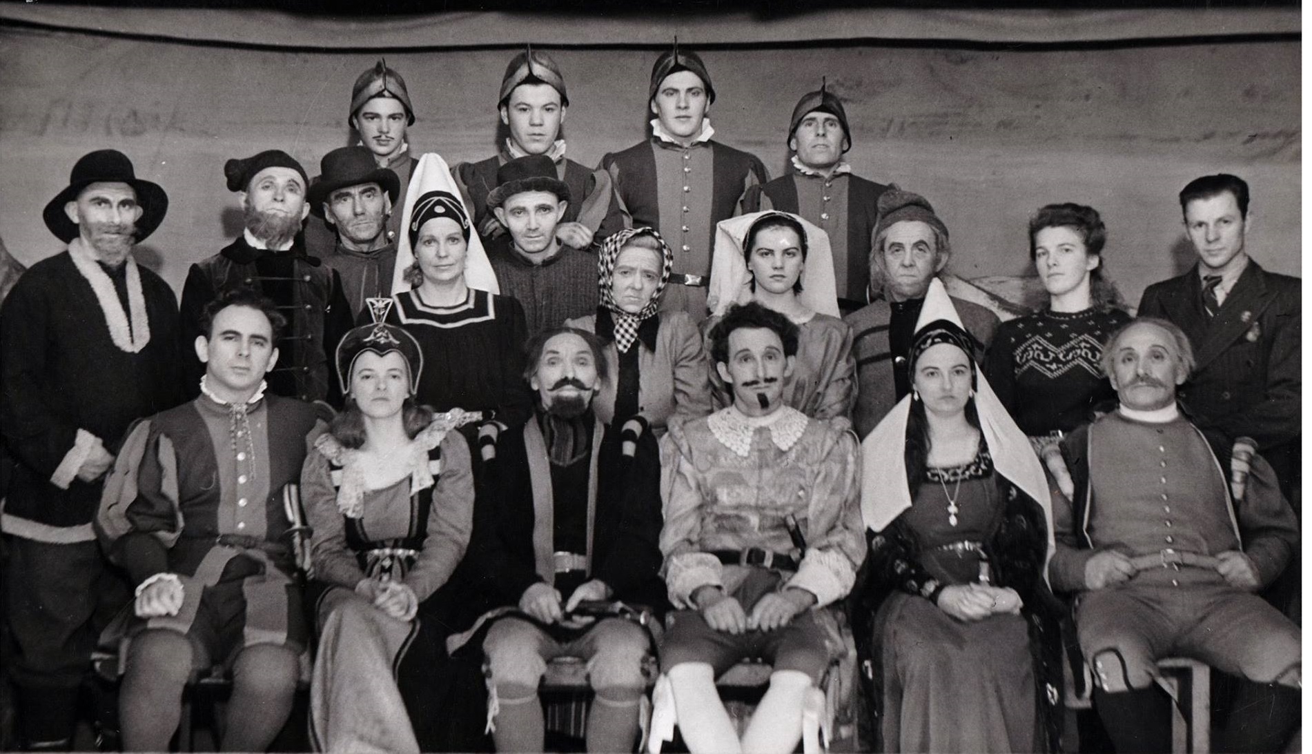 Endurvekja Leikfélag Eyrarbakka - DFS.is